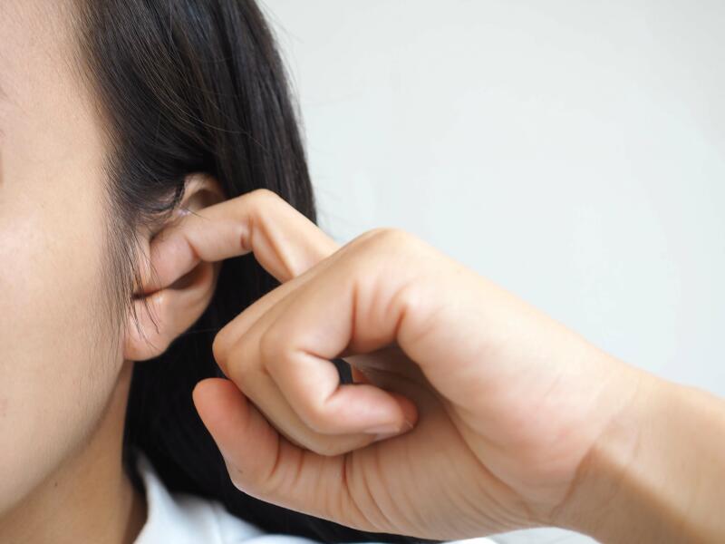 Itching, itchy ears: how do I get relief? | Ducray Laboratories