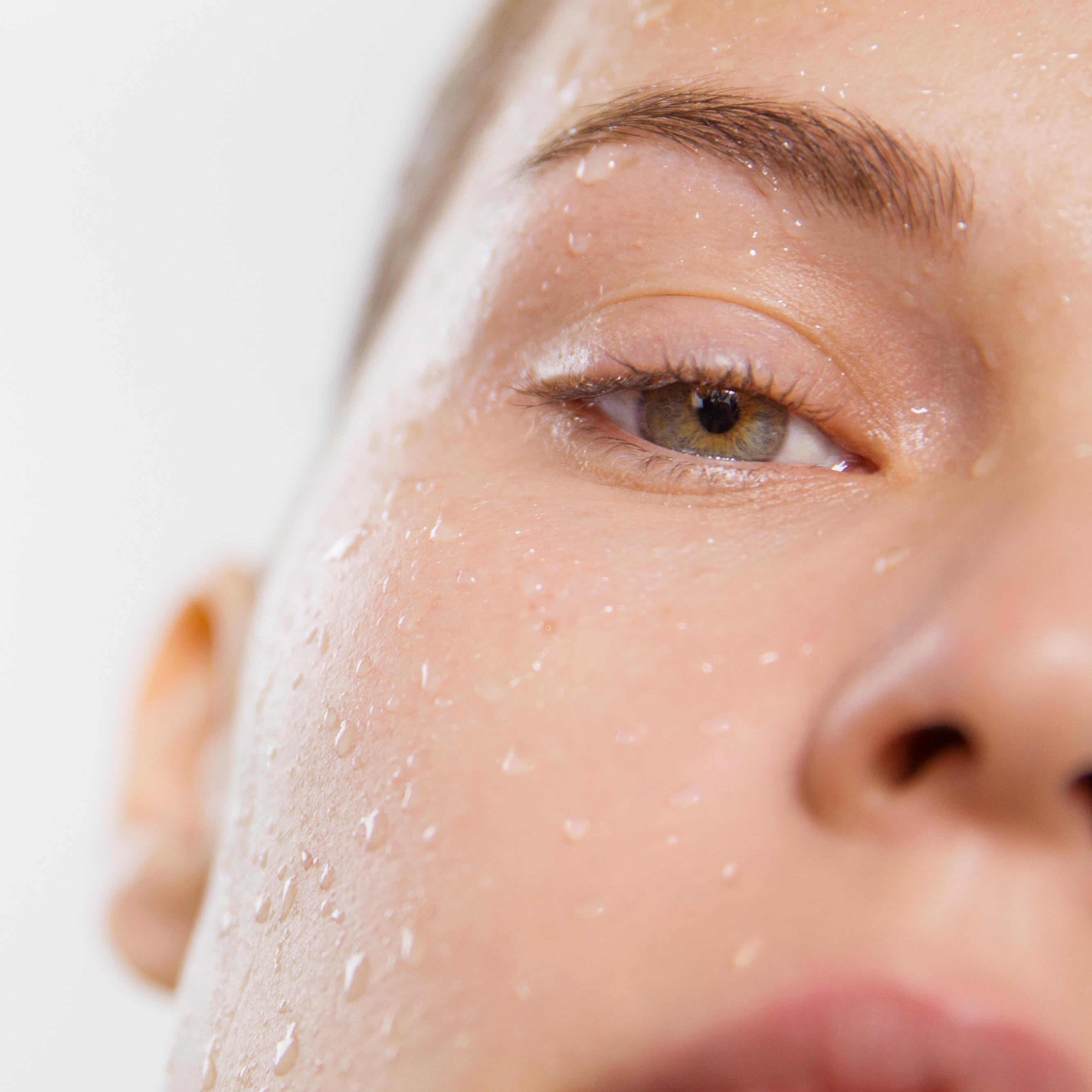 Come eliminare le macchie solari sul viso? Guida completa