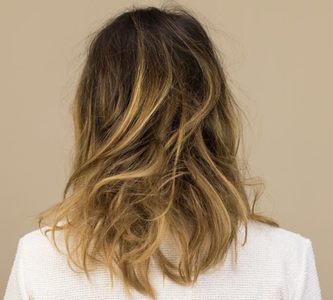 Cheveux secs, rêches : comment les hydrater et les nourrir