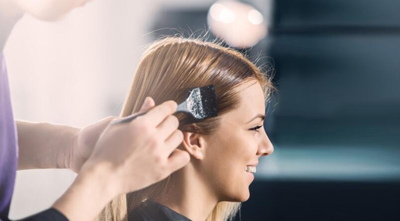 Différentes couleurs et types de teintures pour cheveux